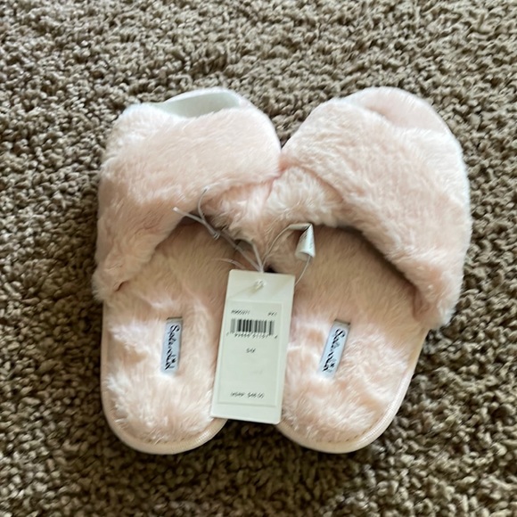 Splendid | Shoes | Nwt Splendid Blush Colored Fuzzy Slippers Size Sm ...